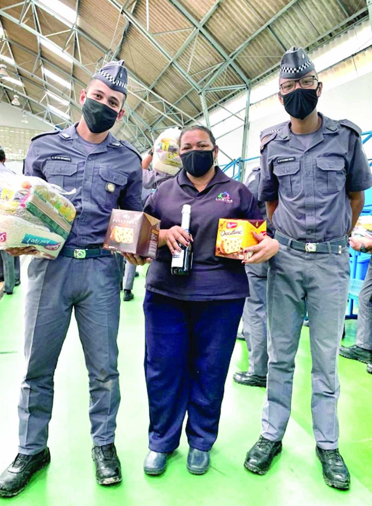 Alunos oficiais presenteiam funcionários da manutenção da APMBB ...